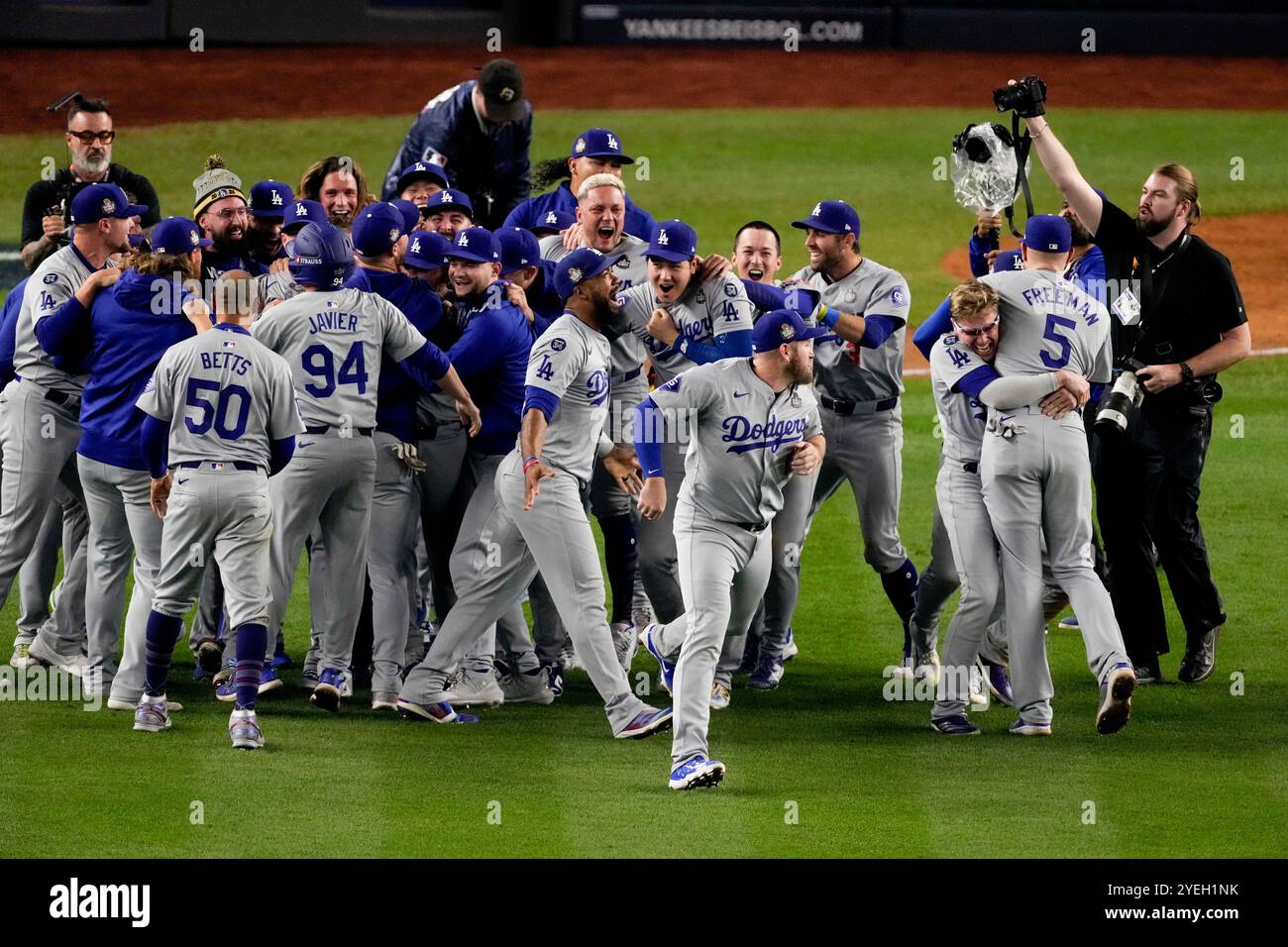 The Los Angeles Dodgers celebrate their win against the New York ...