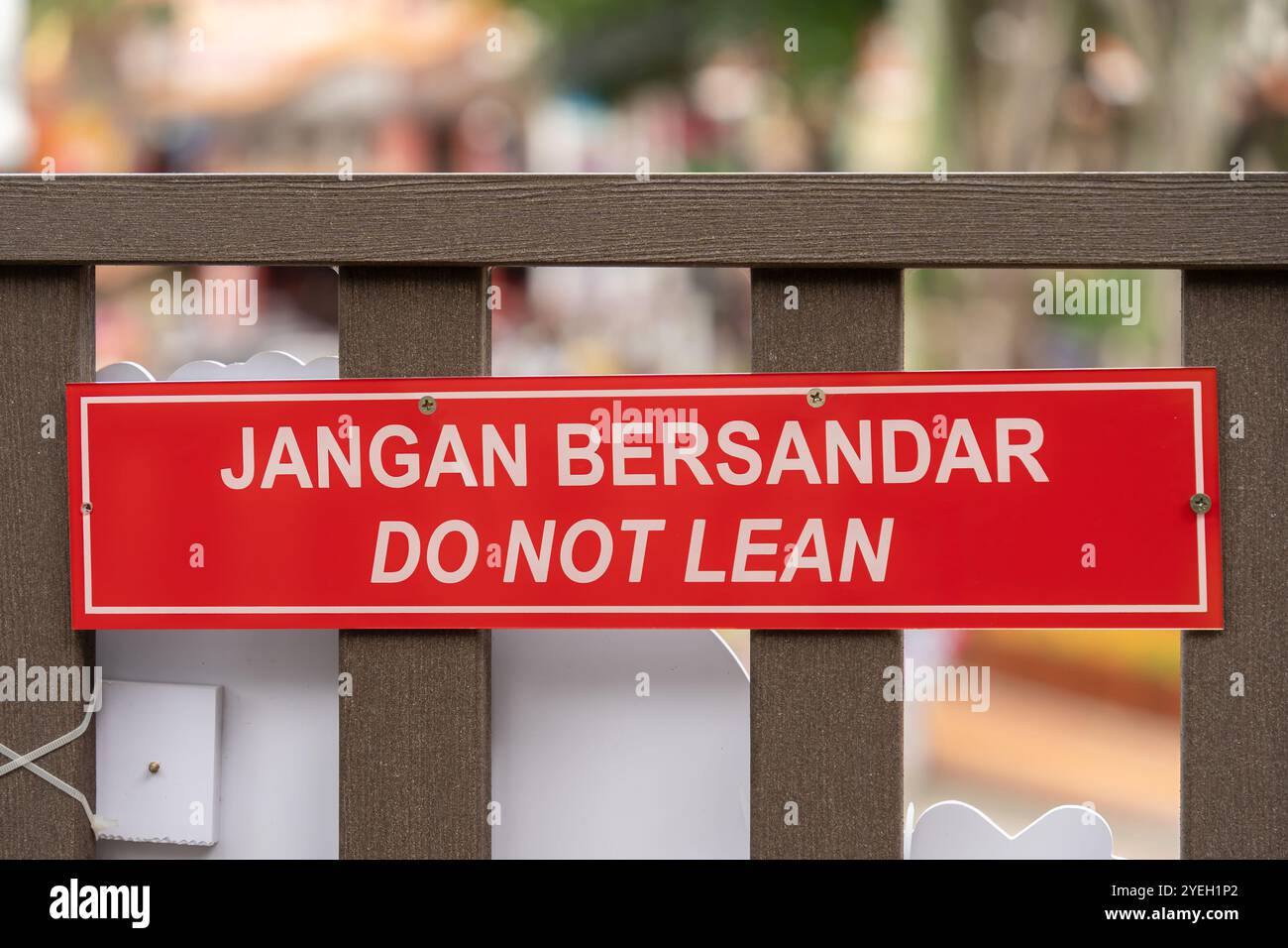 "Do not lean" sign on the hand railing Stock Photo - Alamy