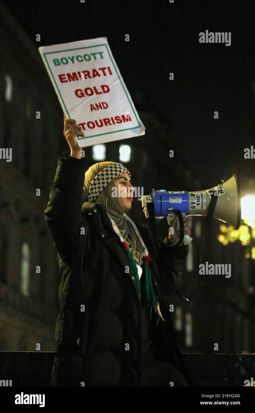 Boycott emirati gold and tourism hi-res stock photography and images ...