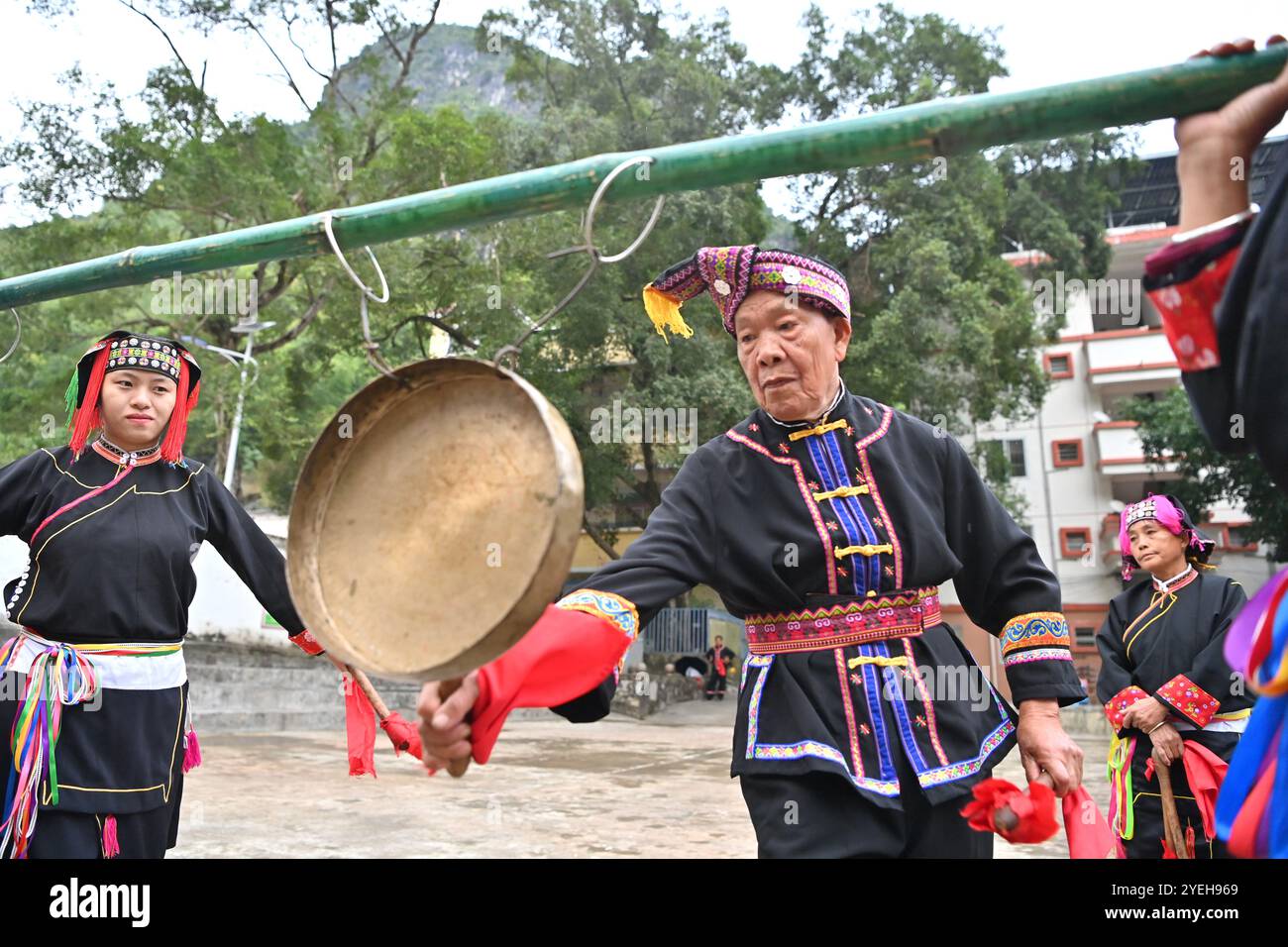 (241031) -- TIANDONG, Oct. 31, 2024 (Xinhua) -- Ruan Guilu (2nd L ...