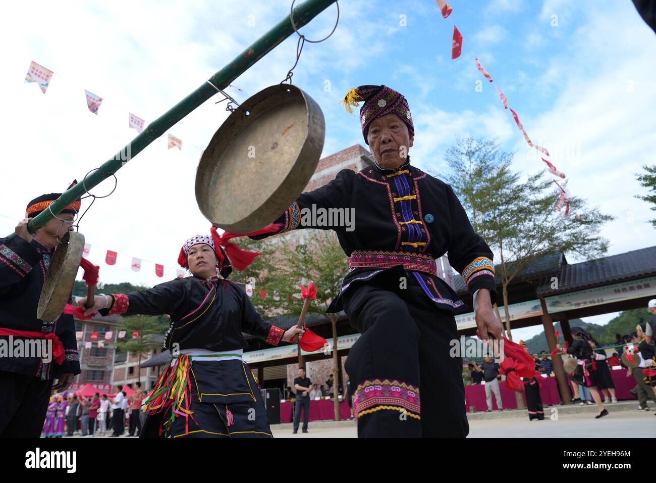 (241031) -- TIANDONG, Oct. 31, 2024 (Xinhua) -- Ruan Guilu (front R ...