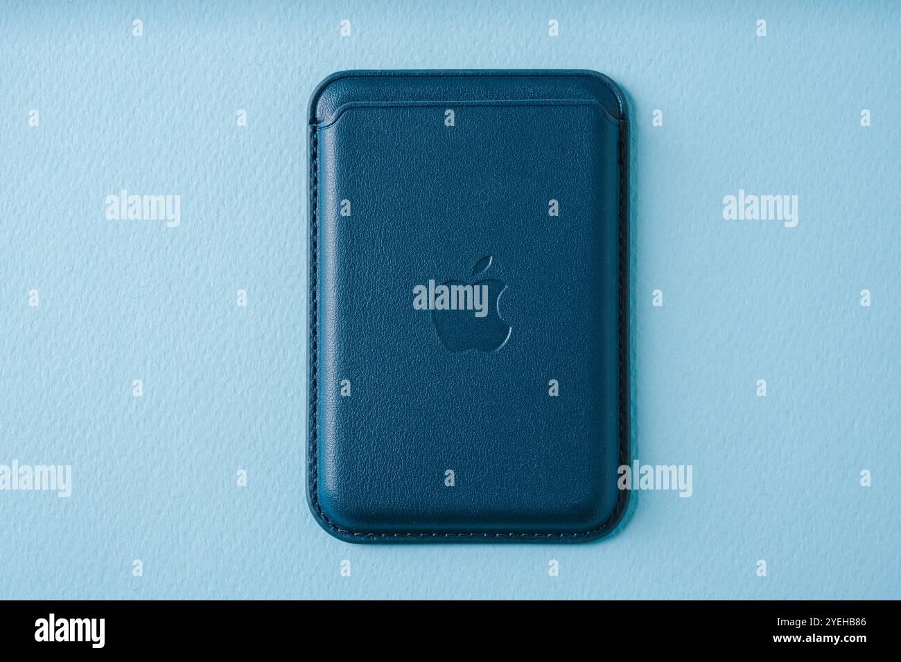 Magsafe wallet hi-res stock photography and images - Alamy