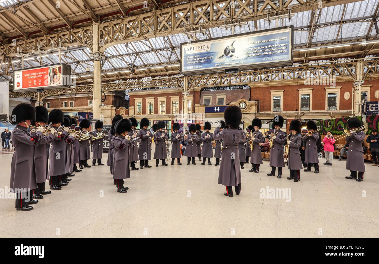Scots guards playing in victoria station hi-res stock photography and ...
