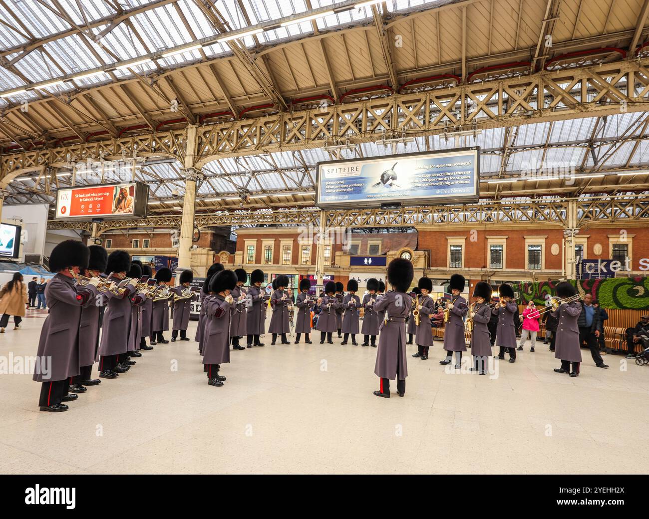 Scots guards playing in victoria station hi-res stock photography and ...