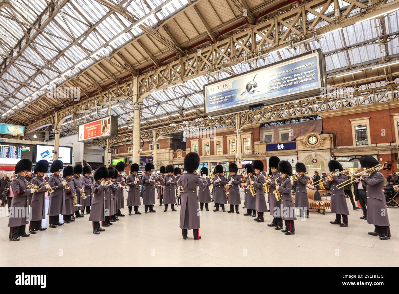 Scots guards playing in victoria station hi-res stock photography and ...
