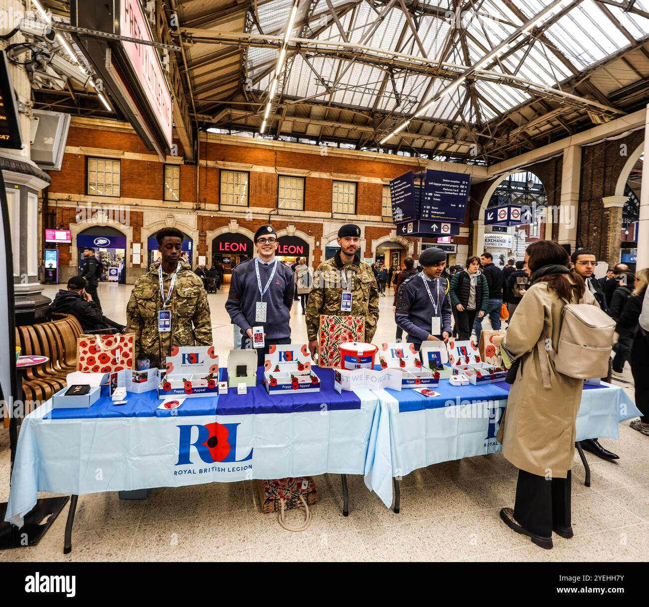 Scots guards playing in victoria station hi-res stock photography and ...