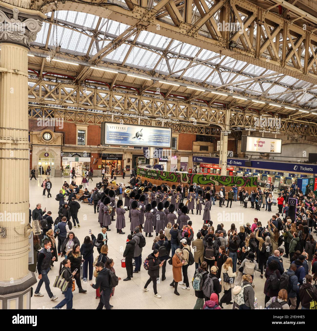 Scots guards playing in victoria station hi-res stock photography and ...