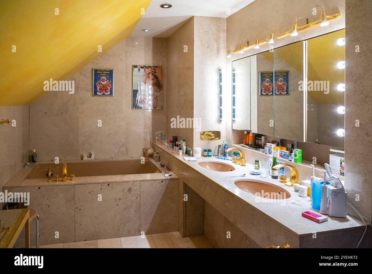 Simone Lugner at home in the Lugner Villa (foundation) in Vienna ...