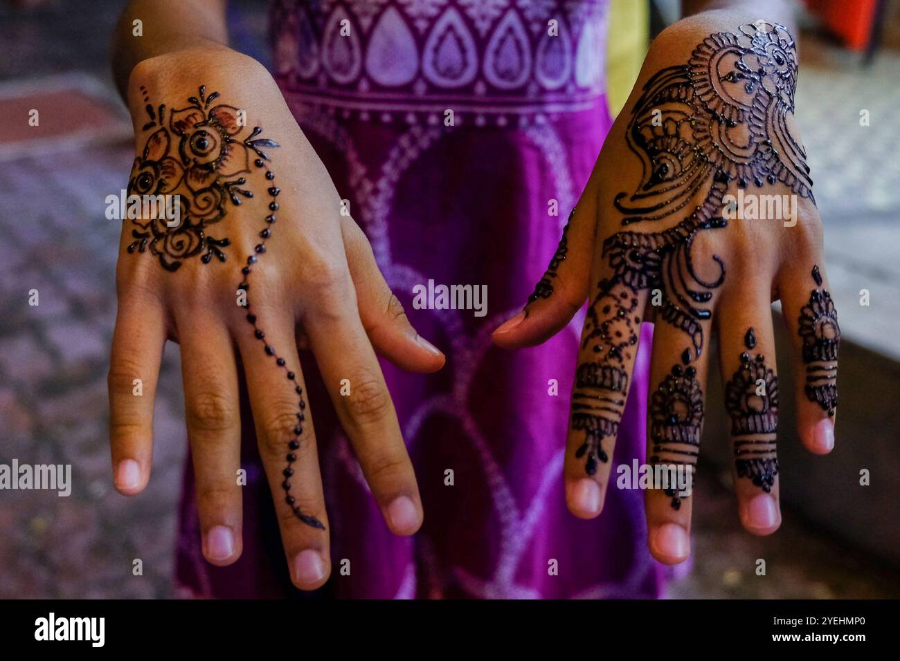Klang, Malaysia. 30th Oct, 2024. A little girl shows her hand after ...