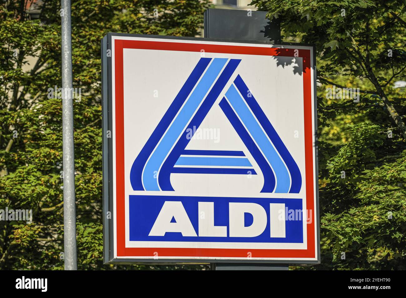Aldi nord sign hi-res stock photography and images - Alamy