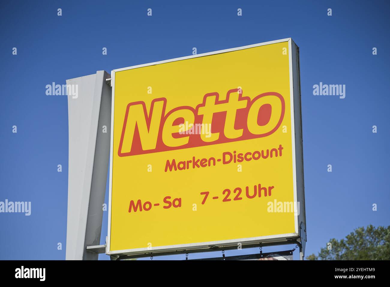 Advertising sign food chains hi-res stock photography and images - Alamy