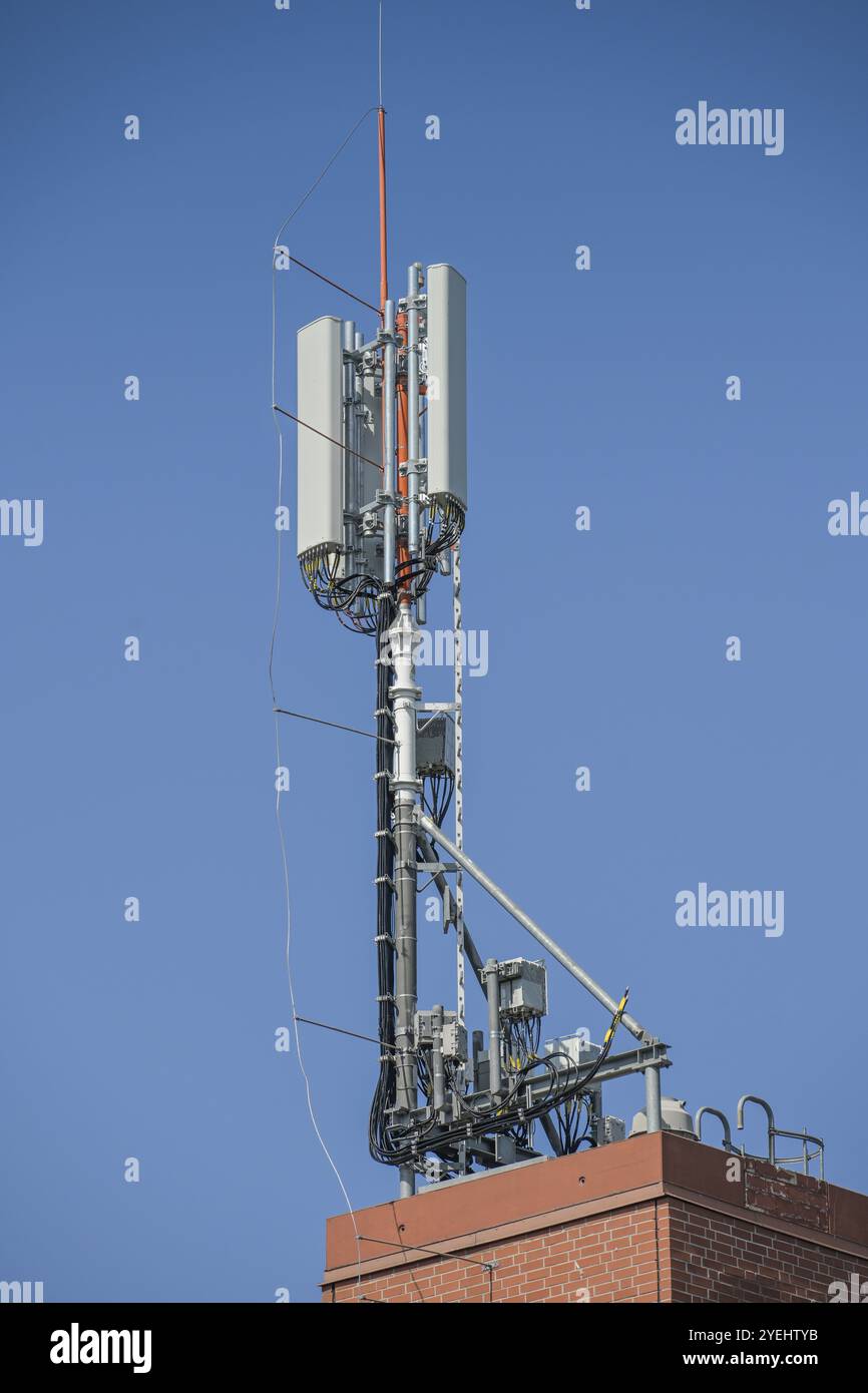 Radio mast symbol hi-res stock photography and images - Alamy