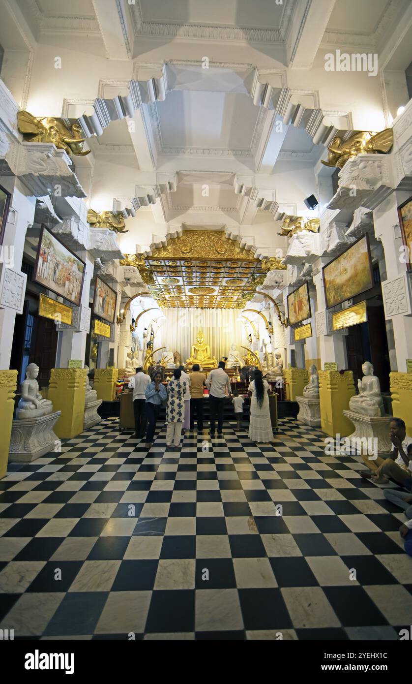 Sri Lankan pilgrims at the golden Buddha in the Buddhist Temple of the ...