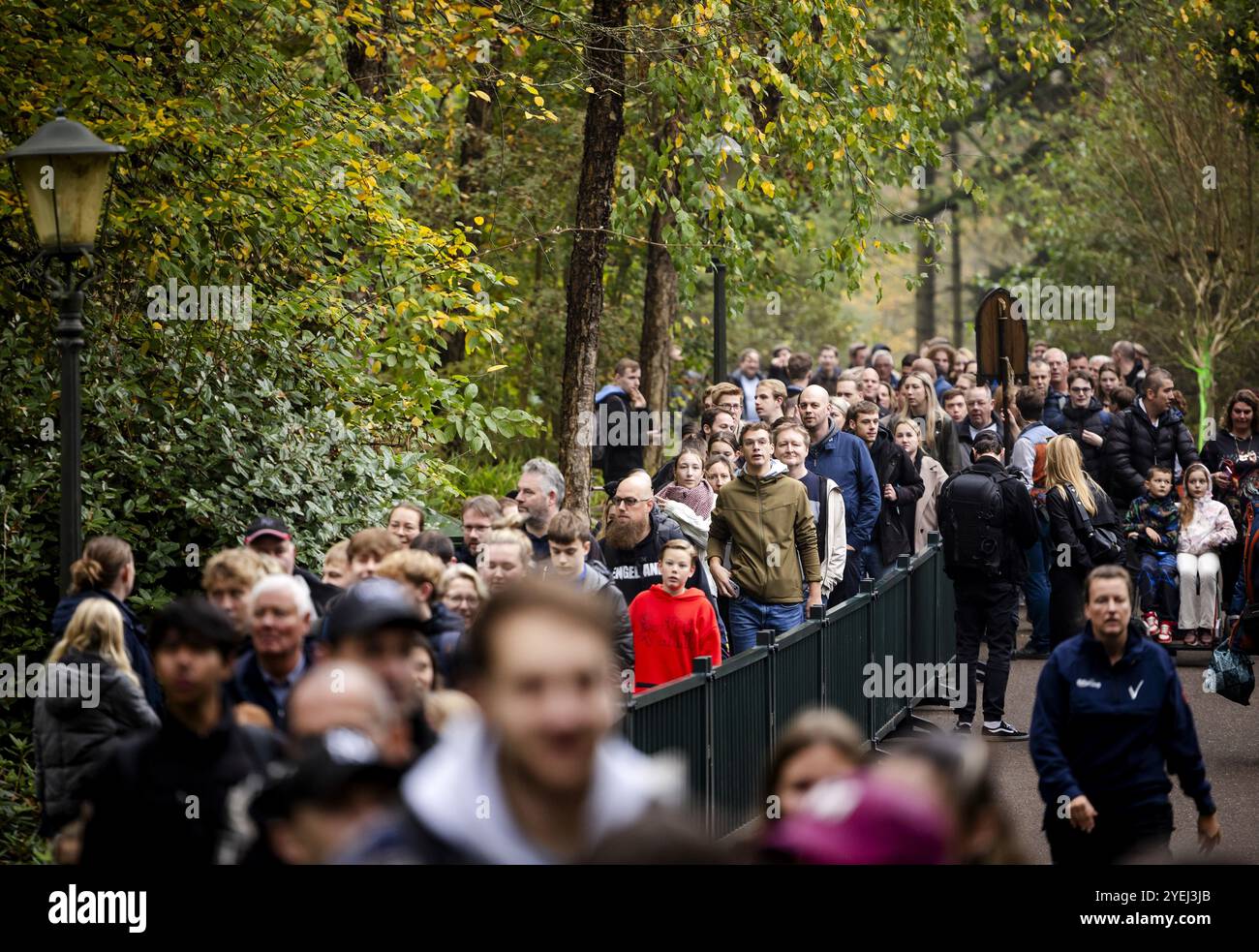 KAATSHEUVEL - A long line of waiting people at the new attraction ...