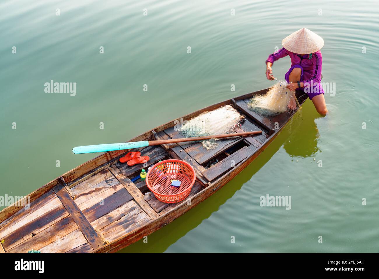 Vietnamese woman in bamboo hat checking her fishing net. Hoian Stock ...