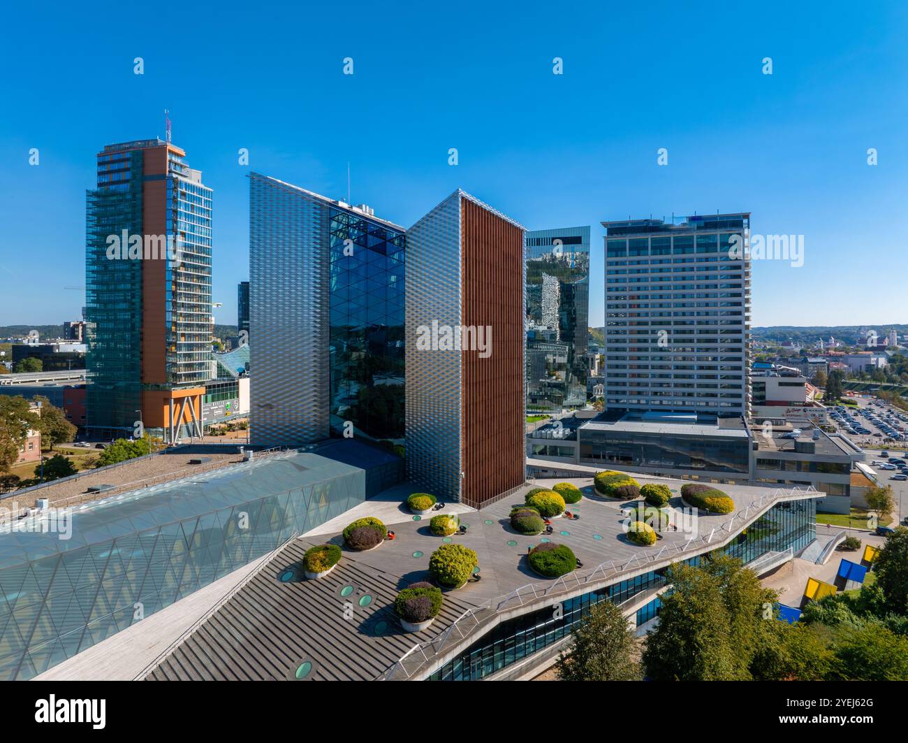 Cluster of distinctive buildings hi-res stock photography and images ...