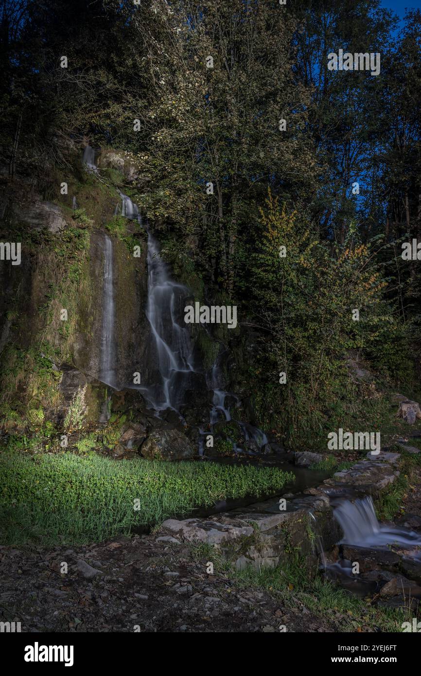 Low angle close up waterfall hi-res stock photography and images - Alamy