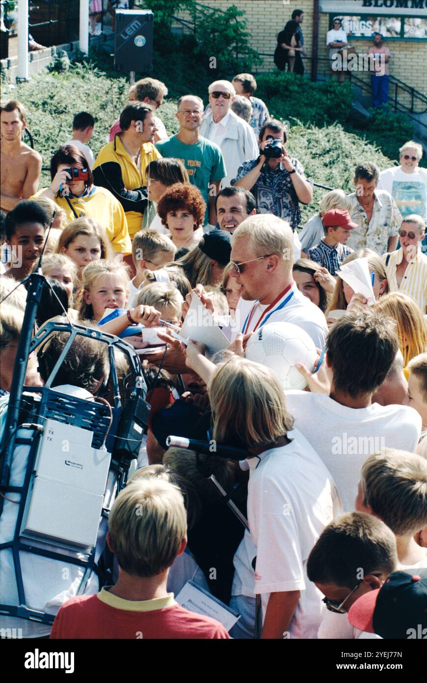 1994 World Cup hero Klas Ingesson arrives and honored in his hometown ...