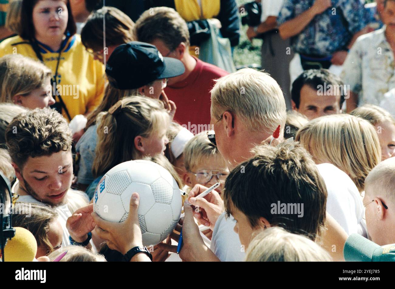 1994 World Cup hero Klas Ingesson arrives and honored in his hometown ...