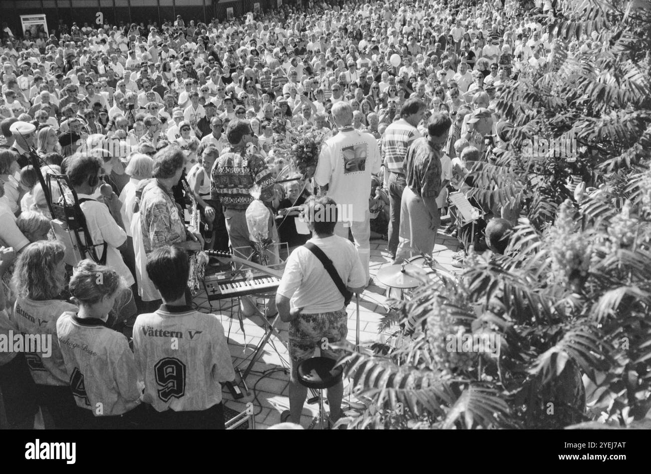1994 World Cup hero Klas Ingesson arrives and honored in his hometown ...