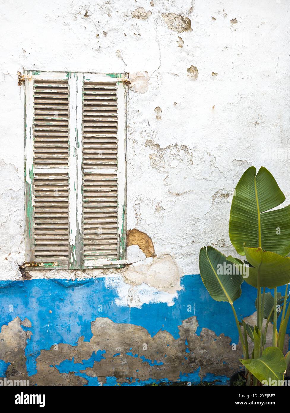 Vintage external shutters hi-res stock photography and images - Alamy