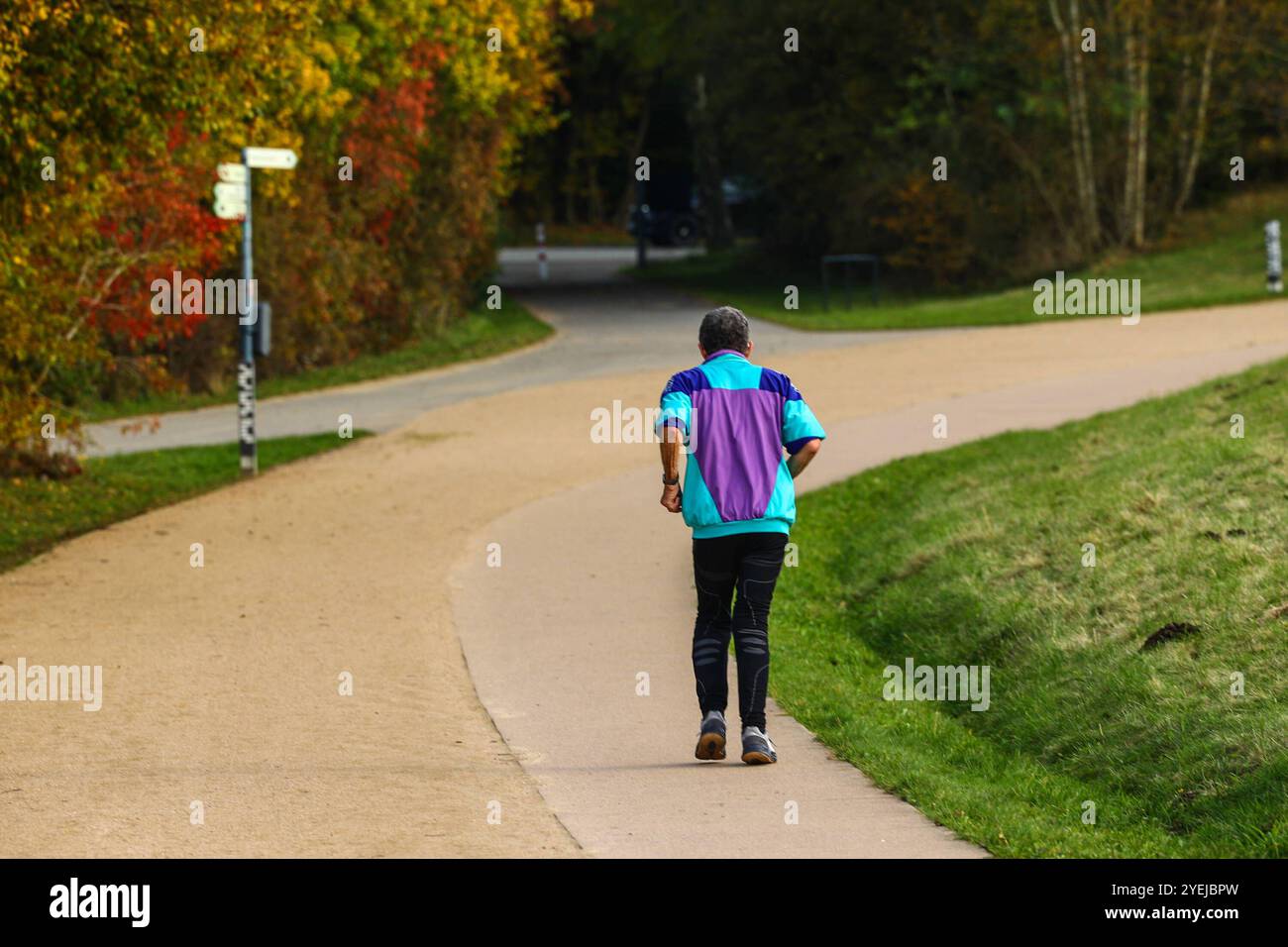 Altere mann hi-res stock photography and images - Alamy