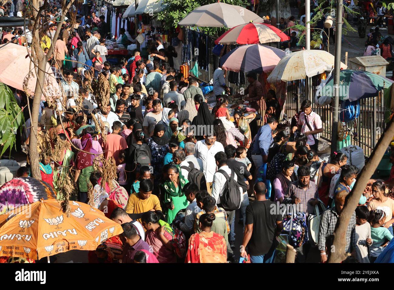 Lal Darwaja bazaar in Ahmedabad, Gujarat, India Stock Photo - Alamy