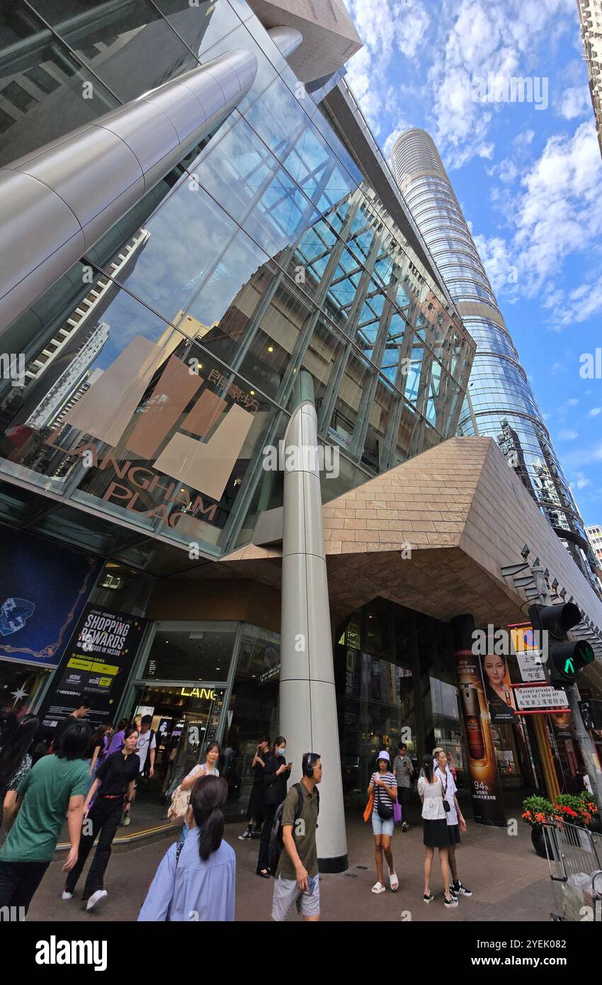 Escalator shopping mall in hong hi-res stock photography and images - Alamy