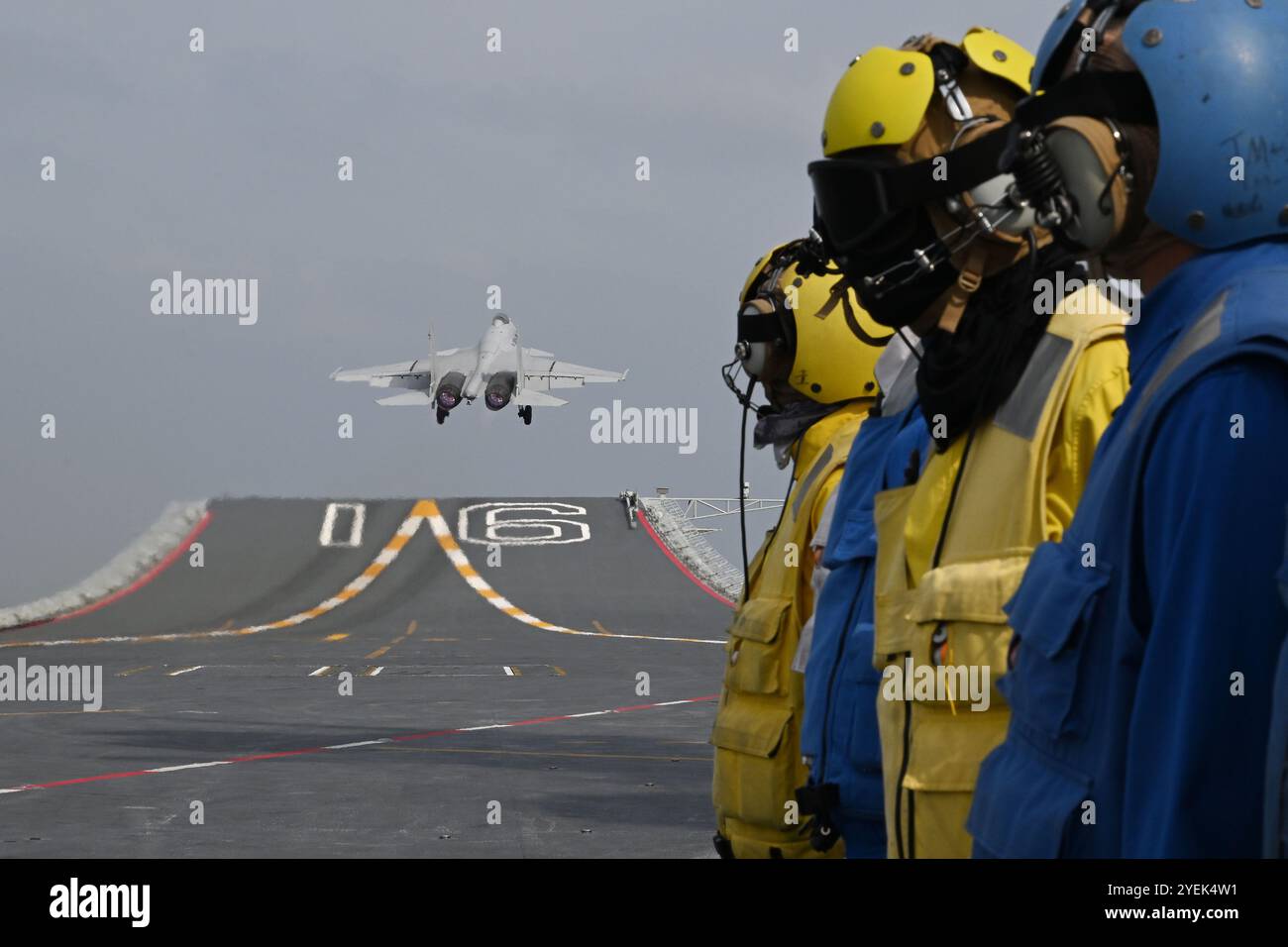 (241031) -- QINGDAO, Oct. 31, 2024 (Xinhua) -- The formation of Chinese ...