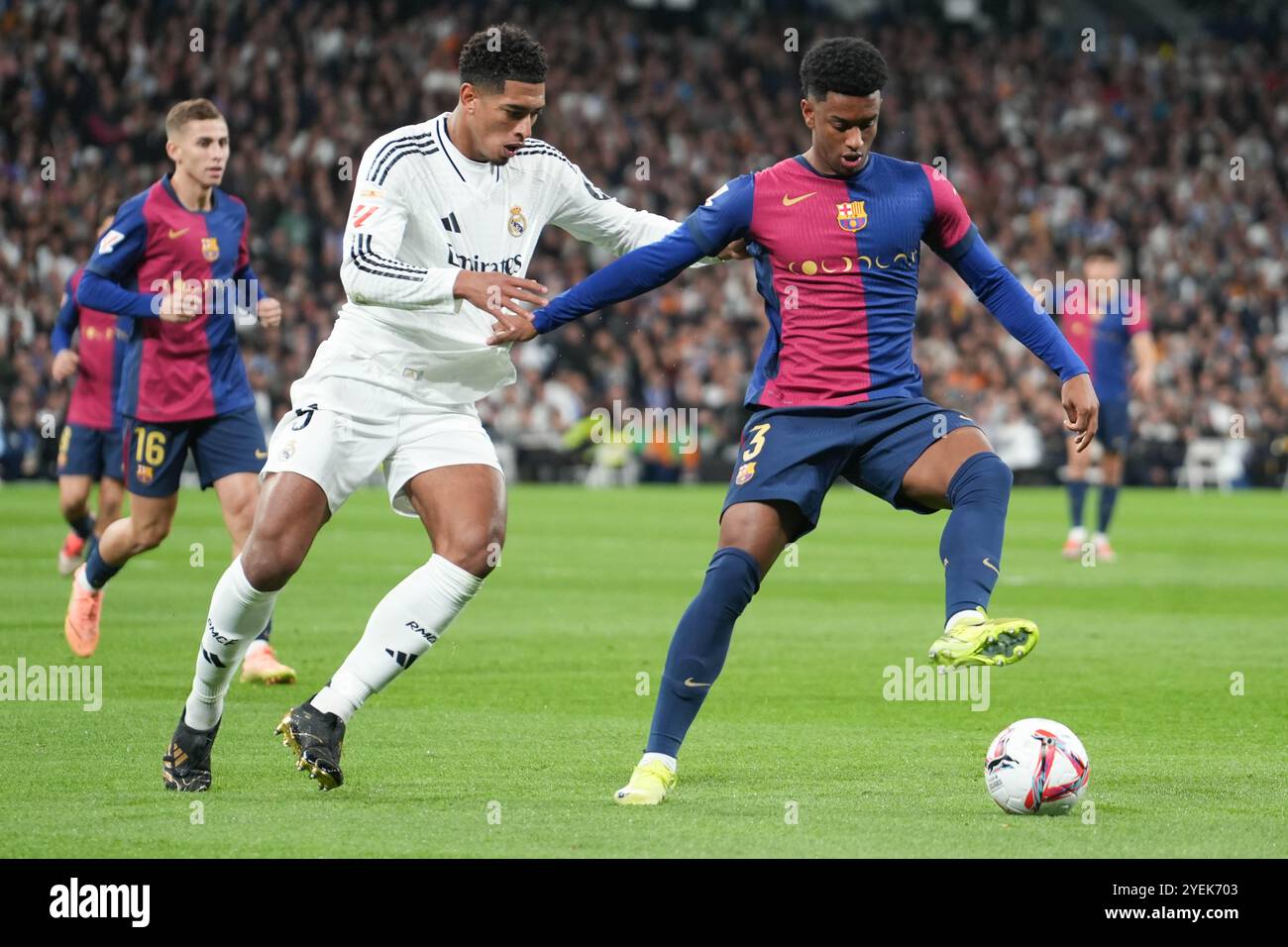 Alejandro Balde of Barcelona and Jude Bellingham of Real Madrid during ...