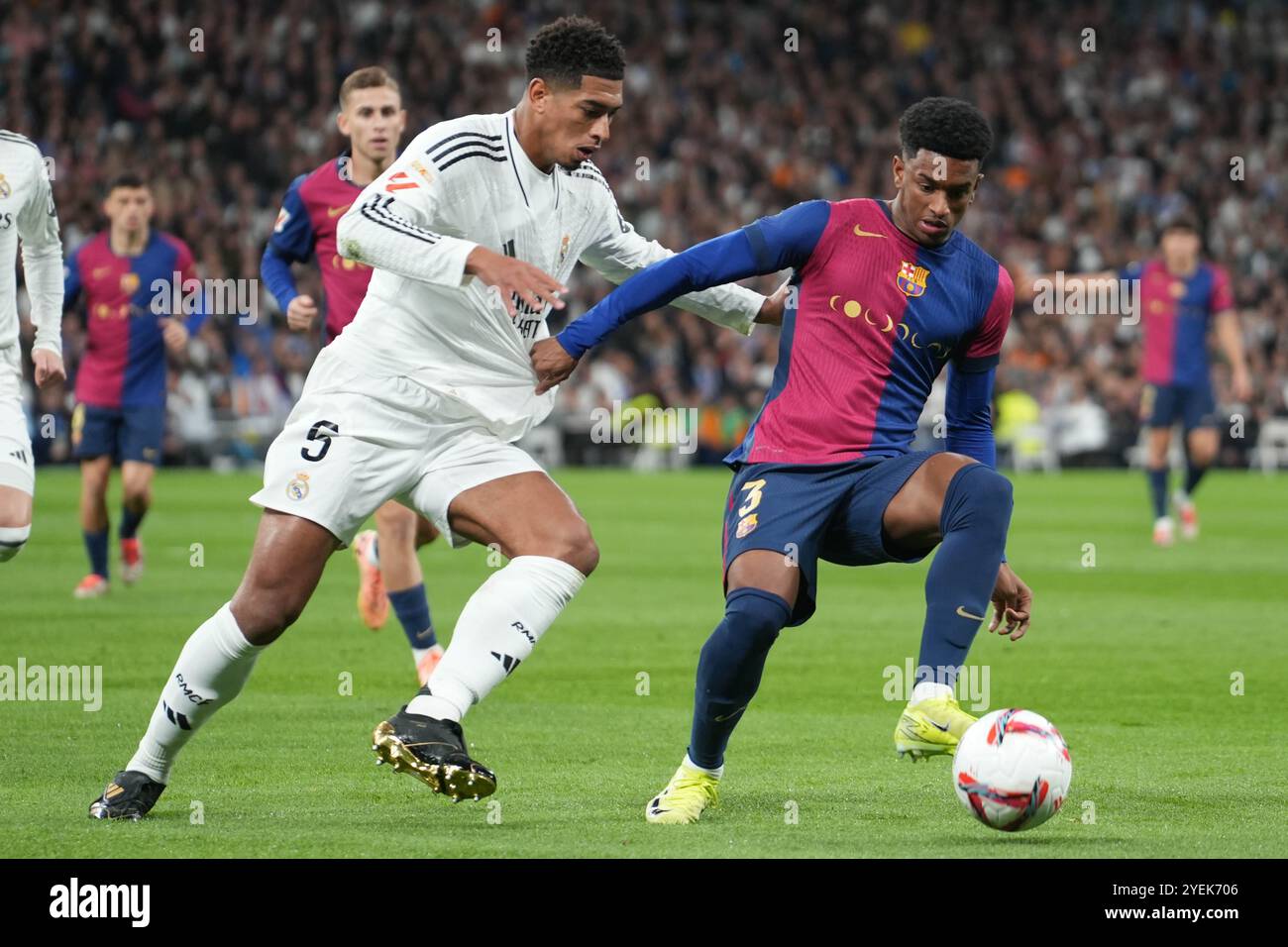 Alejandro Balde of Barcelona and Jude Bellingham of Real Madrid during ...