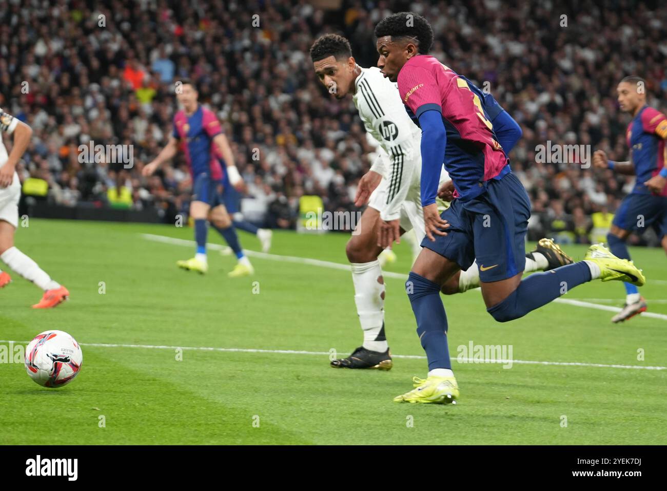 Alejandro Balde of Barcelona and Jude Bellingham of Real Madrid during ...