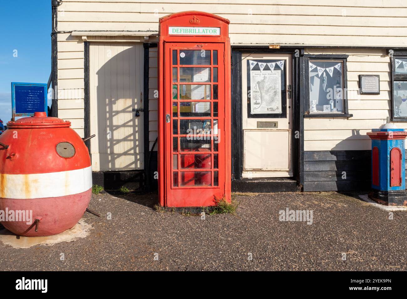 Old fashioned red telephone box in Viking Bay, Broadstairs, Kent ...