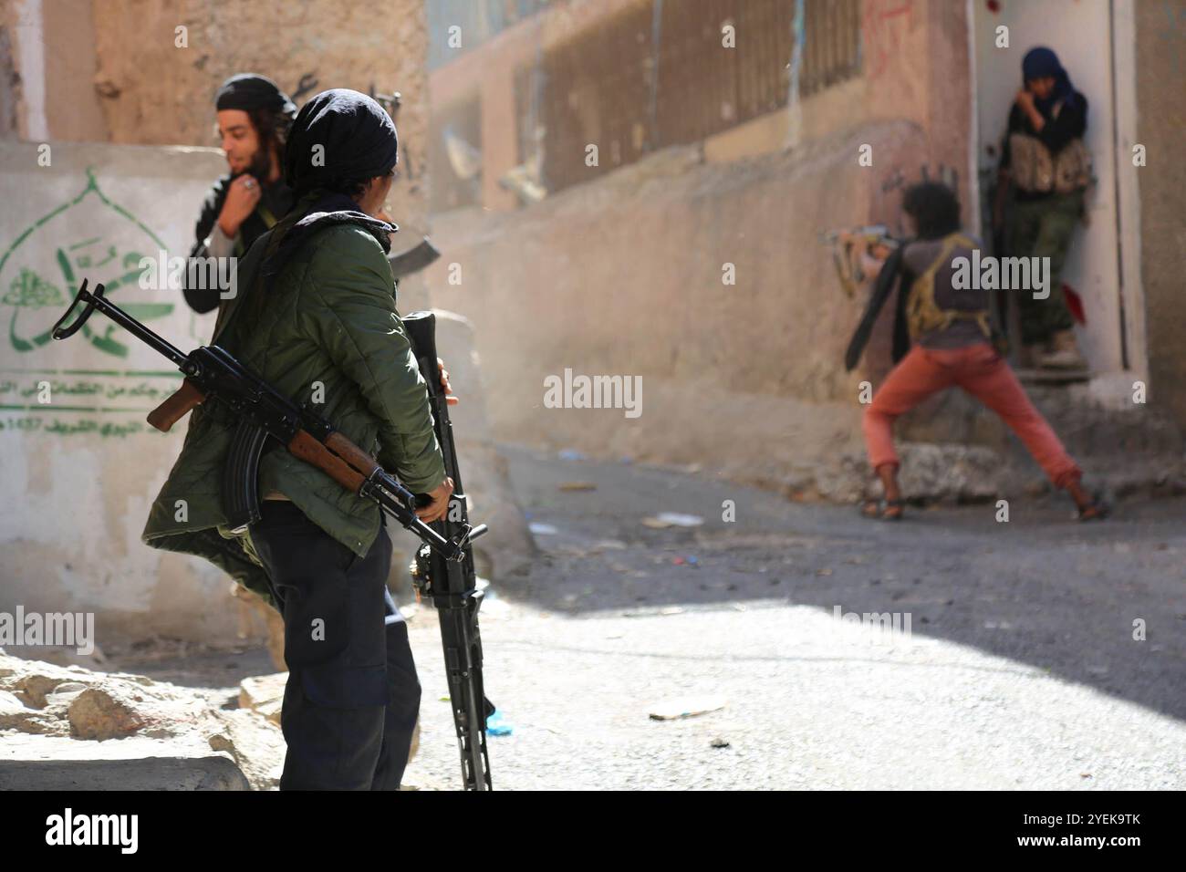 Members of the Popular Resistance, backing Abd Rabbuh Mansur Hadi’s ...