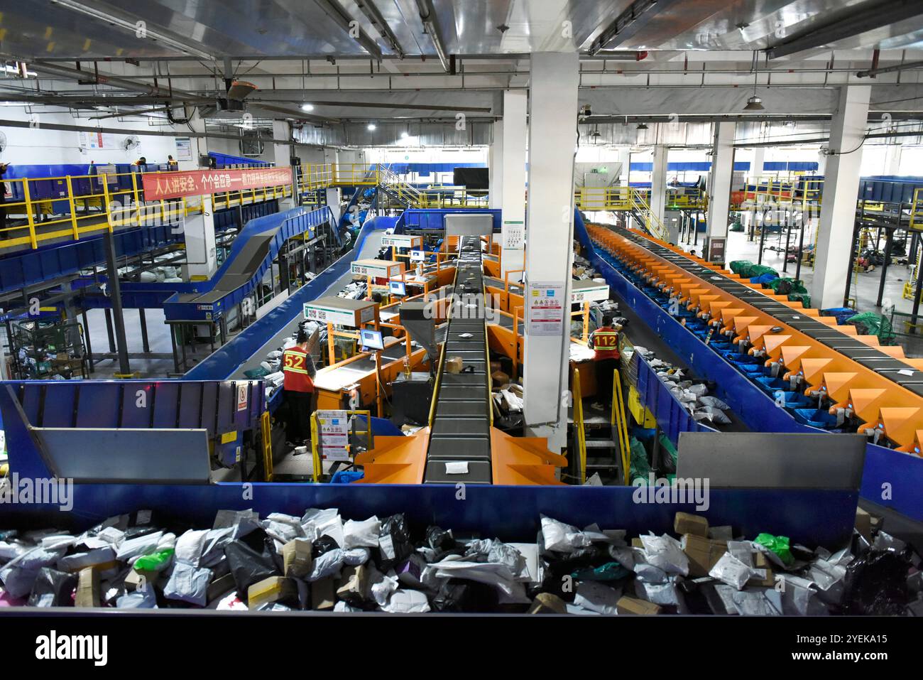 Workers sort parcels sorting hi-res stock photography and images - Alamy