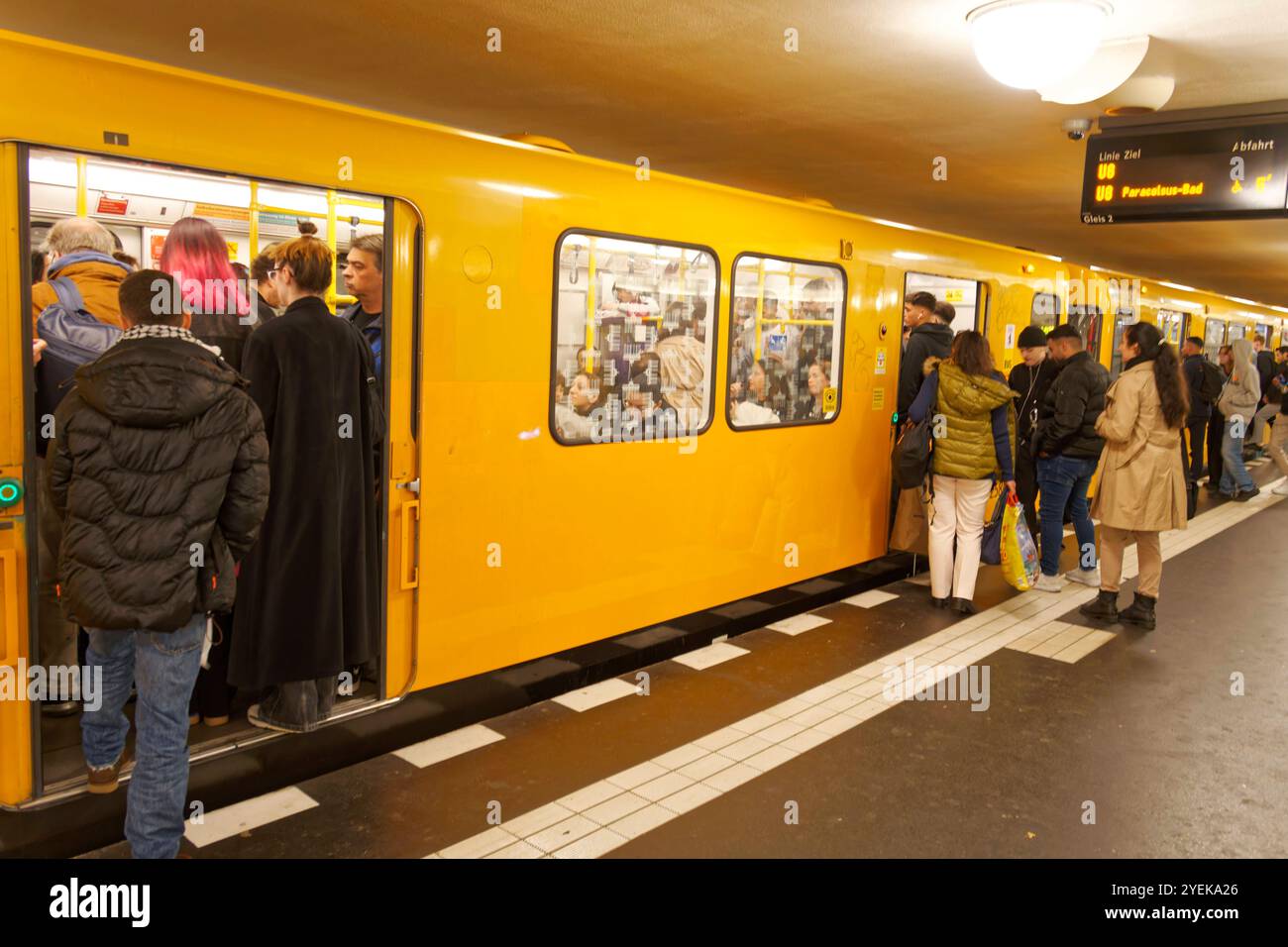 U-Bahn Station Hermannplatz, U8, Bahnsteig, BVG, oeffentlicher ...