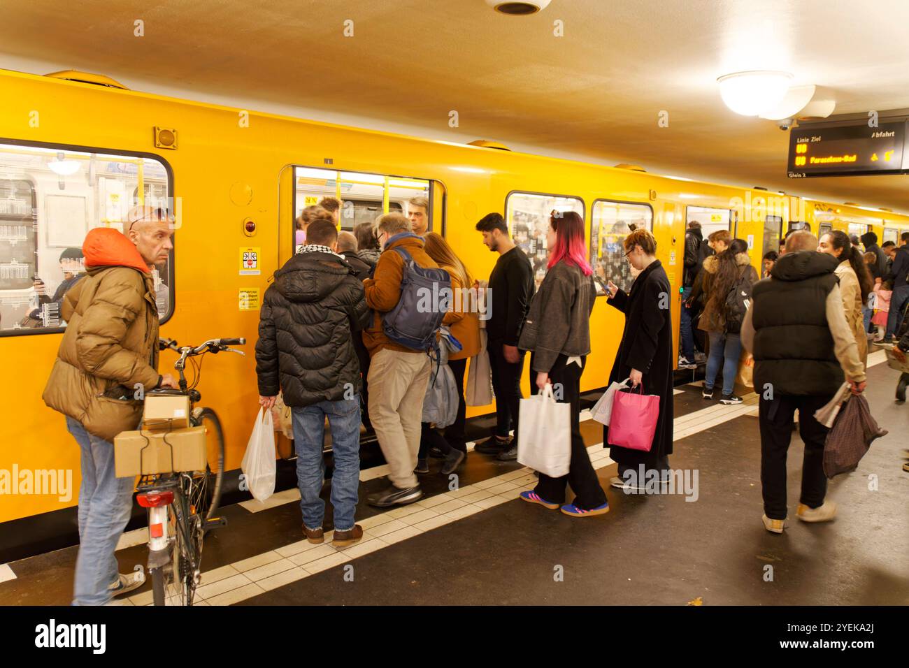 U-Bahn Station Hermannplatz, U8, Bahnsteig, BVG, oeffentlicher ...