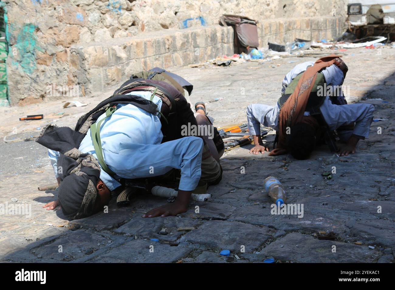Members of the Popular Resistance, backing Abd Rabbuh Mansur Hadi’s ...
