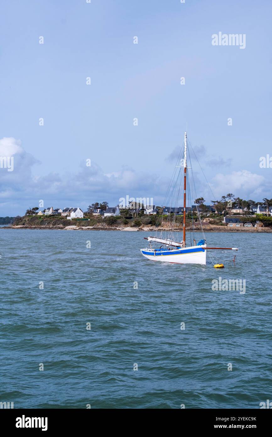 Arzon, Port Navalo (Brittany, north-western France): seaside houses ...