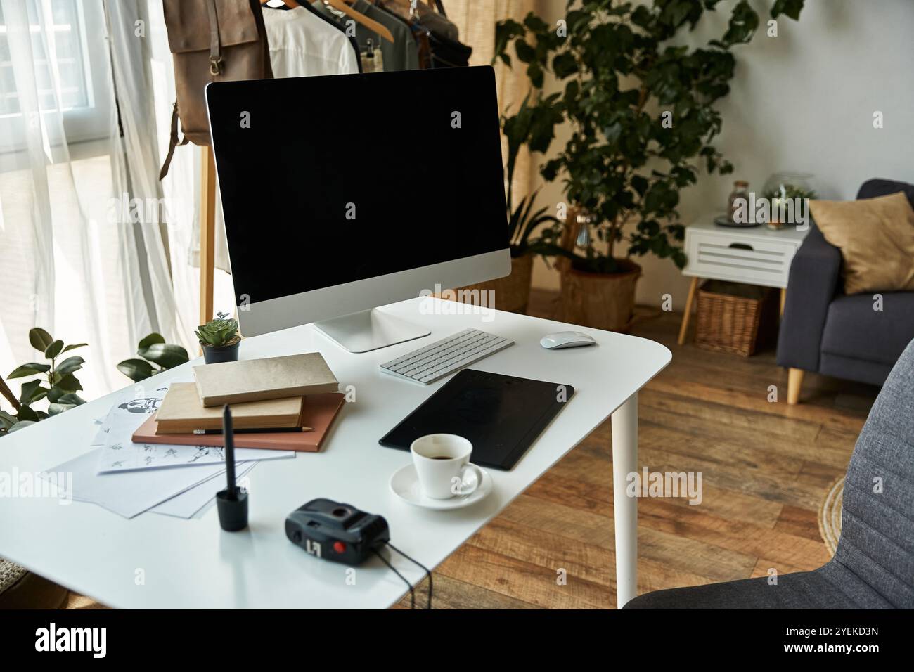 Modern computer on desk hi-res stock photography and images - Alamy