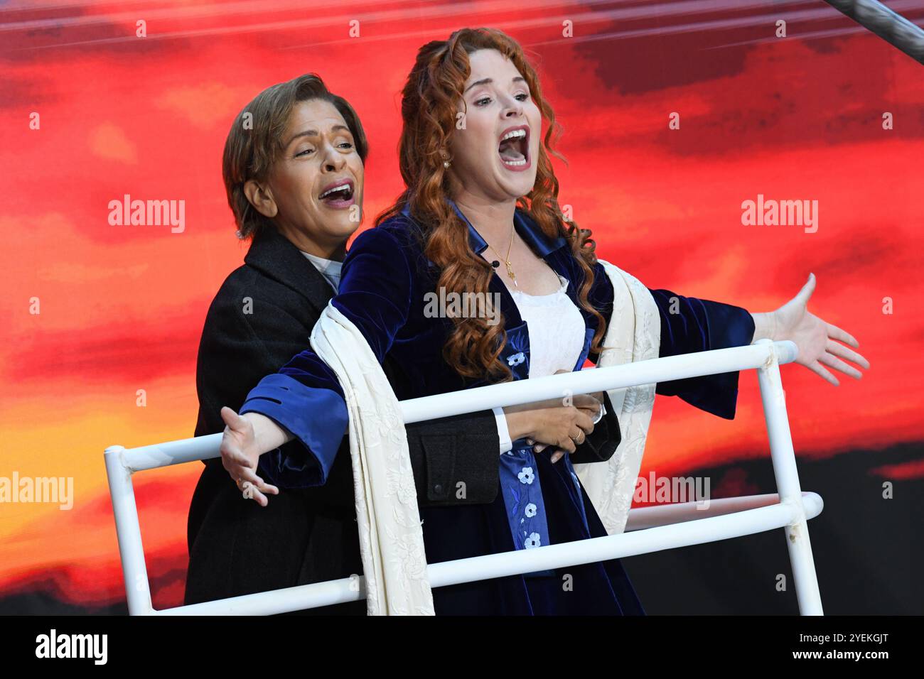 Hoda Kotb as Jack and Jenna Bush Hager as Rose from the movie 'Titanic ...