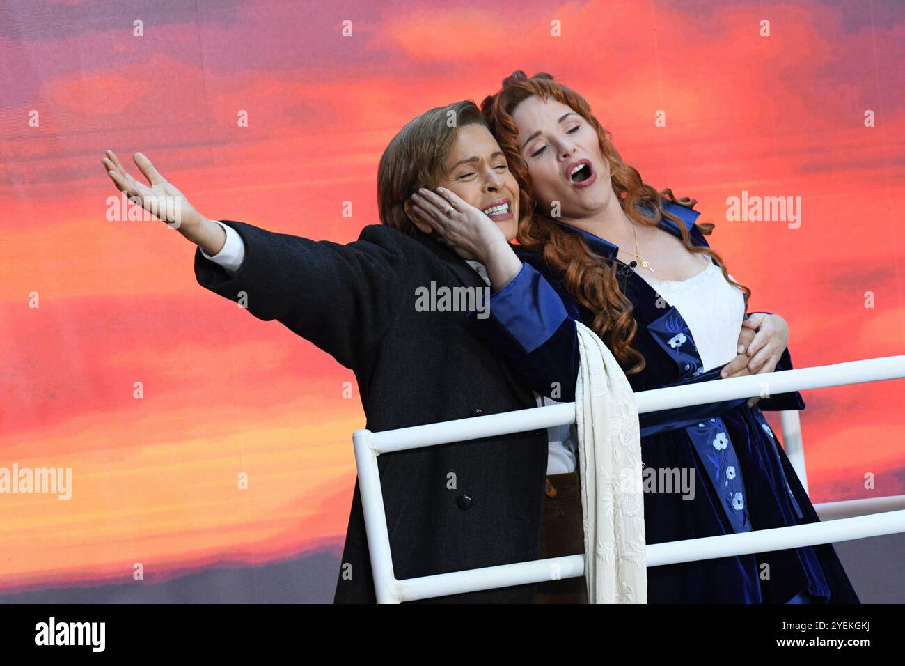 Hoda Kotb as Jack and Jenna Bush Hager as Rose from the movie 'Titanic ...