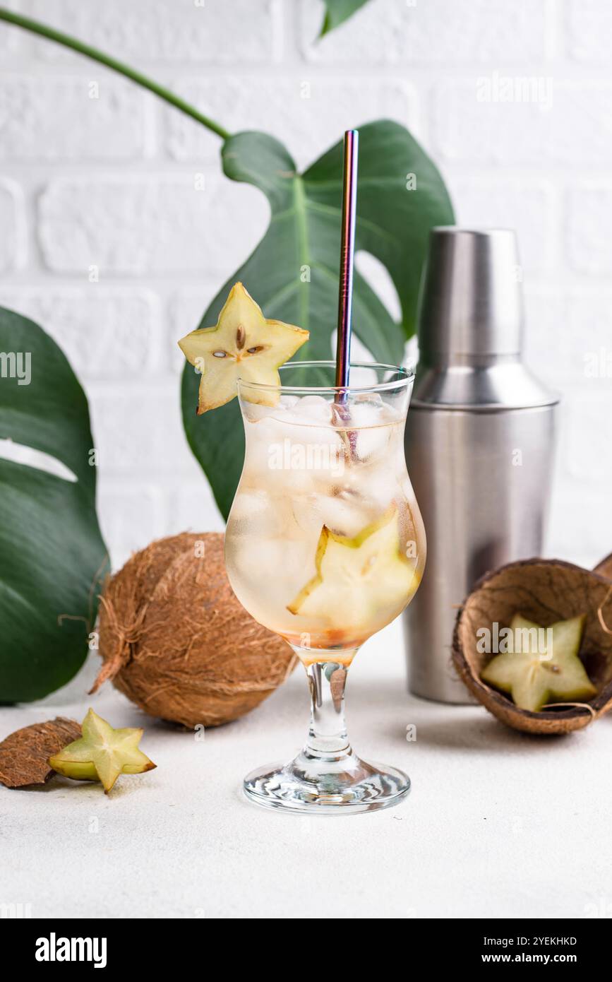 Refreshing starfruit cocktail on brick background Stock Photo - Alamy