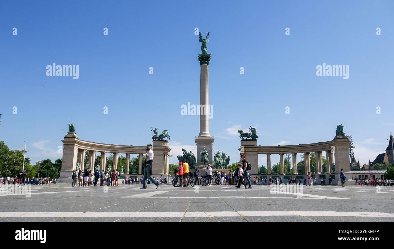 Bronze statues heroes square hi-res stock photography and images - Alamy