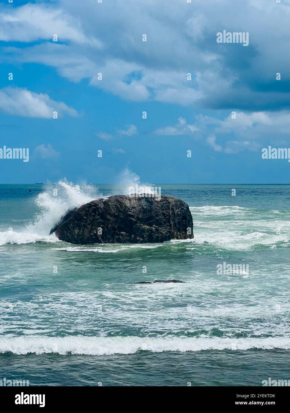 Dramatic coastal scene crashing waves hi-res stock photography and images - Alamy