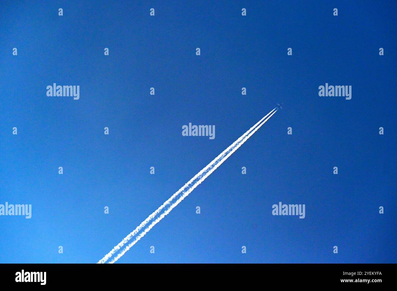 High altitude jet contrails hi-res stock photography and images - Alamy