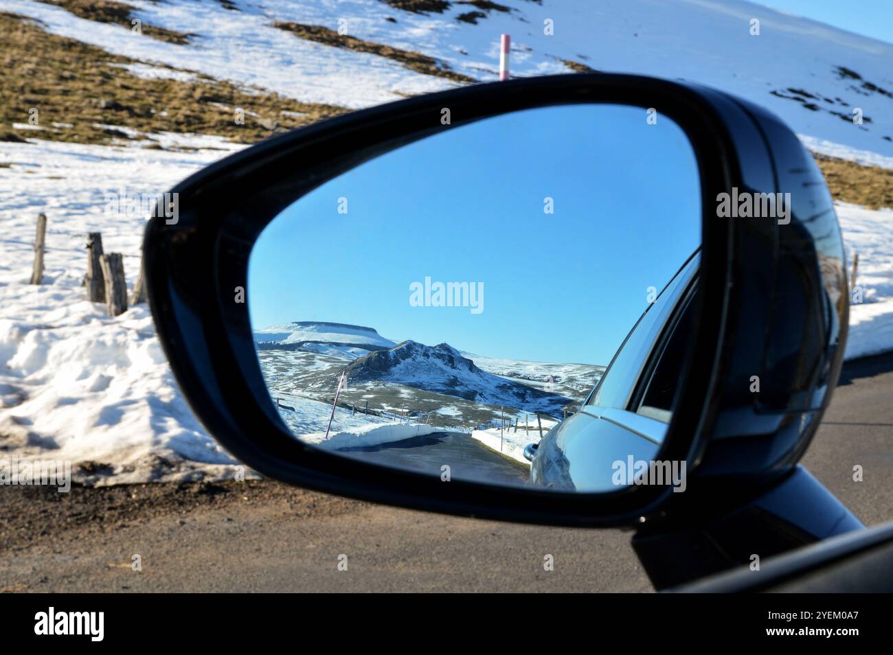 Driving car on mountain hi-res stock photography and images - Alamy