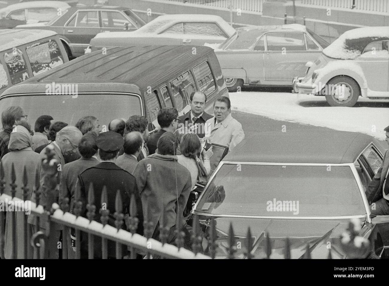 Ronald Reagan leaving White House & Snow (Washington Monument). USA. 5 ...