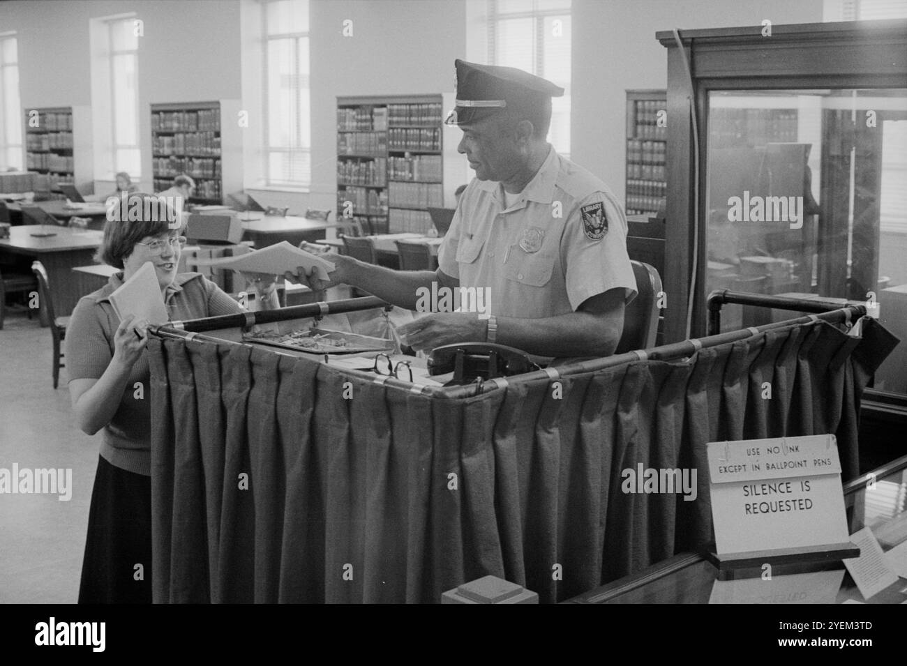 Check in desk issue hi-res stock photography and images - Alamy