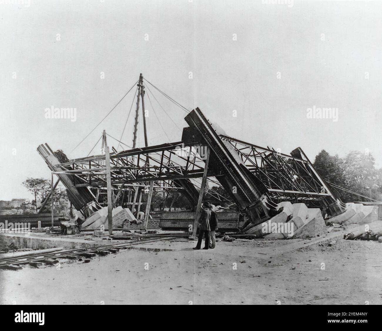 Eiffel tower construction hi-res stock photography and images - Alamy